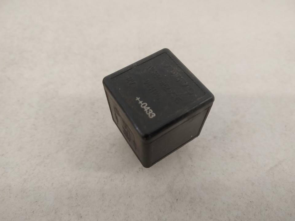 9441160 v23134-a52-x345 Relay module Volvo S40 2005 2.0L - EIS01351501 ...