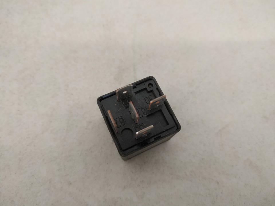 9441160 v23134-a52-x345 Relay module Volvo S40 2005 2.0L - EIS01351501 ...