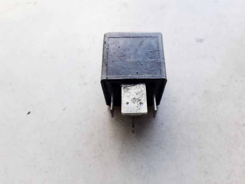 8D0951253 V23134-J52-X300 Relay module Volkswagen Polo 1996 1.4L ...