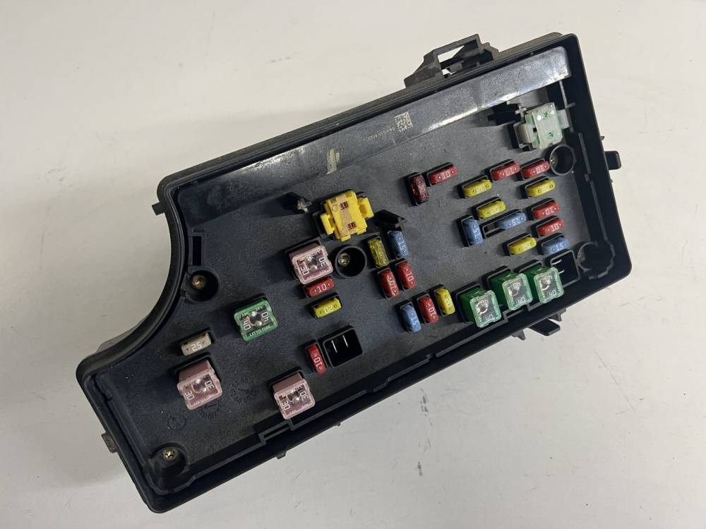 p04692207af 5kg1f1l1, 944g5k4g30 Fuse box Opel Corsa 2018 1.3L ...