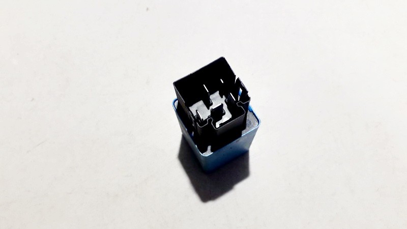 30884038 used Relay module Volvo S40 2000 2.0L - EIS00861943 | Used ...