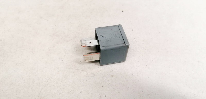 8D0951253 V23134-J52-X300 Relay module Audi A6 2001 2.7L - EIS01222838 ...