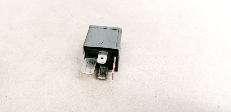 8D0951253 V23134-J52-X300 Relay module Audi A6 2001 2.7L - EIS01222838 ...