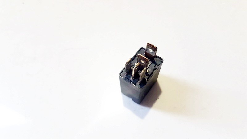 04608650 68832c Relay module Chrysler Voyager 1999 2.5L - EIS00870329 ...