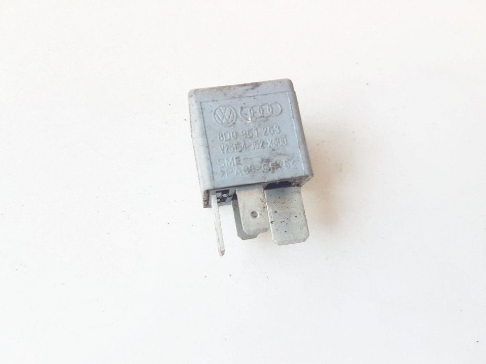 8D0951253 V23134-J52-X300 Relay module Audi A4 1999 1.8L - EIS00843912 ...