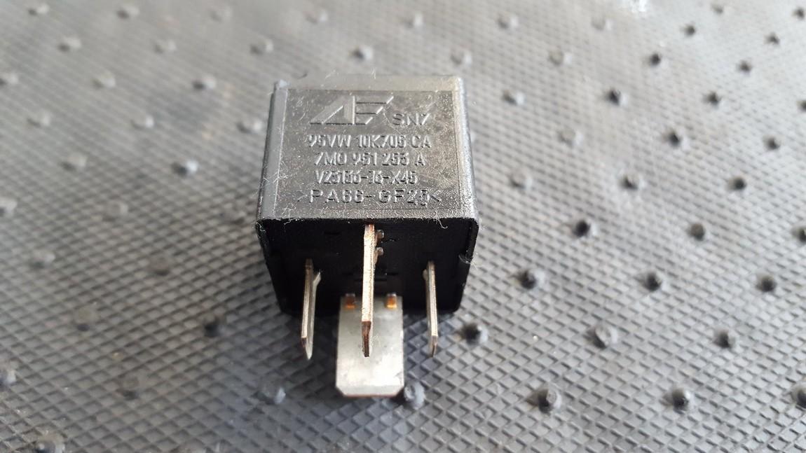 7M0951253A 95VW10K705CA, V23136-J6-X45 Relay module Skoda Octavia 2009 ...