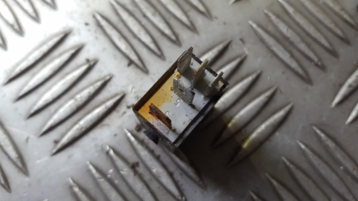 4H0951253C 646 Relay module Skoda Octavia 2010 1.6L - EIS00444330 ...