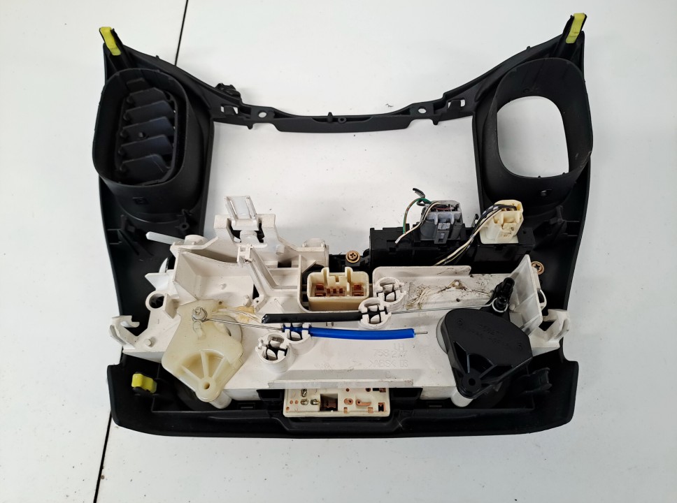 used used Climate Control Panel (heater control switches) Toyota Yaris ...