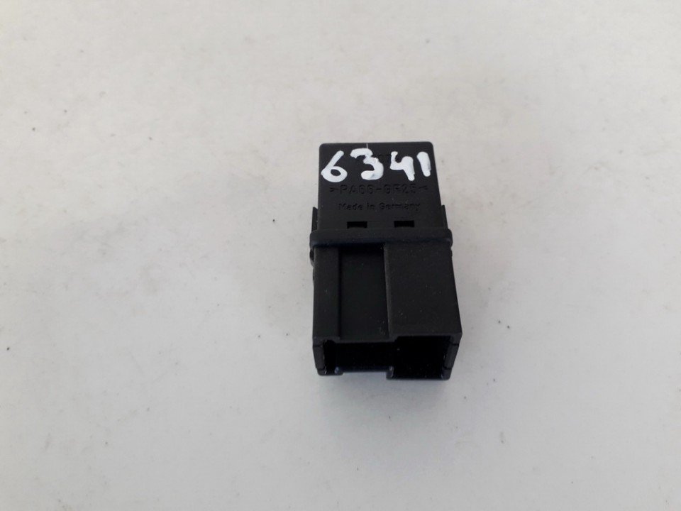 MB953382 V23074 Relay module Volvo V40 1998 1.8L 4EUR EIS01154422 ...