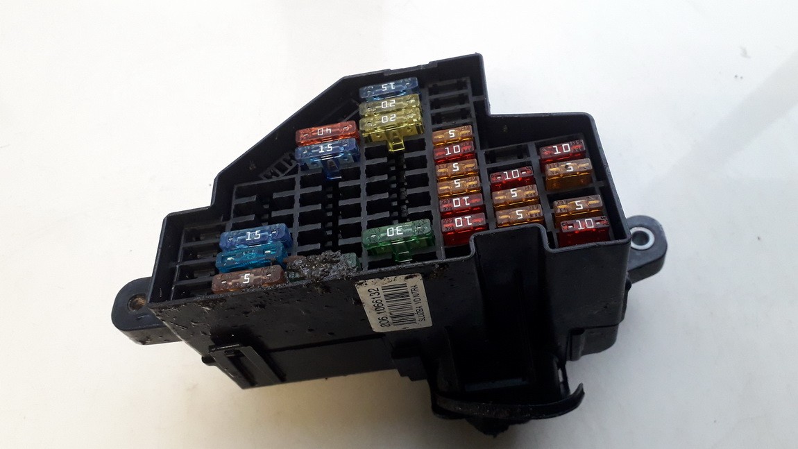 3C2941824 used Fuse box Volkswagen Passat 2006 2.0L - EIS00695710 ...
