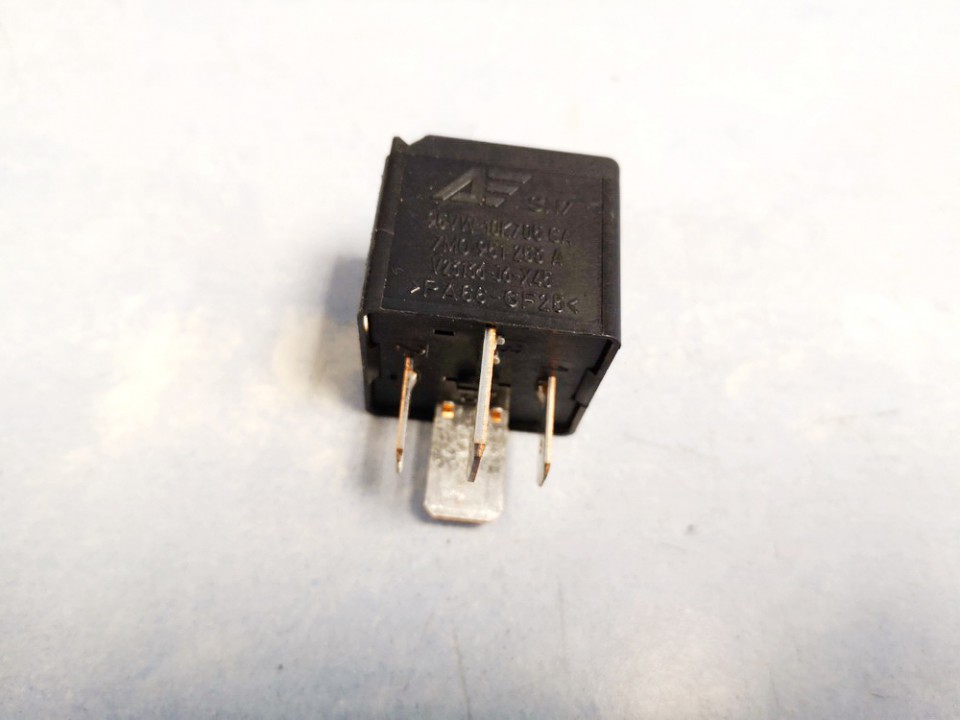 95VW10K705CA Volkswagen Golf 2000 Relay module | EuroImpex