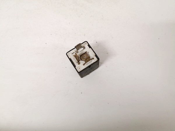 1665000390 Suzuki Vitara 1998 Relay module | EuroImpex