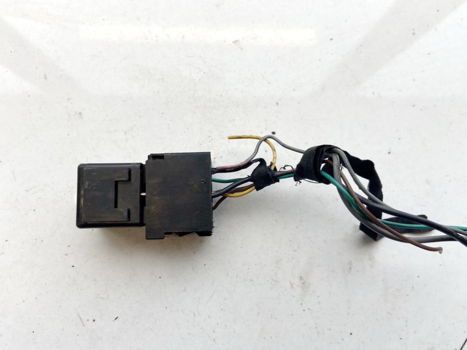 V23134M1052X242 V23134-M1052-X242 Relay module Volkswagen Passat 1998 1 ...