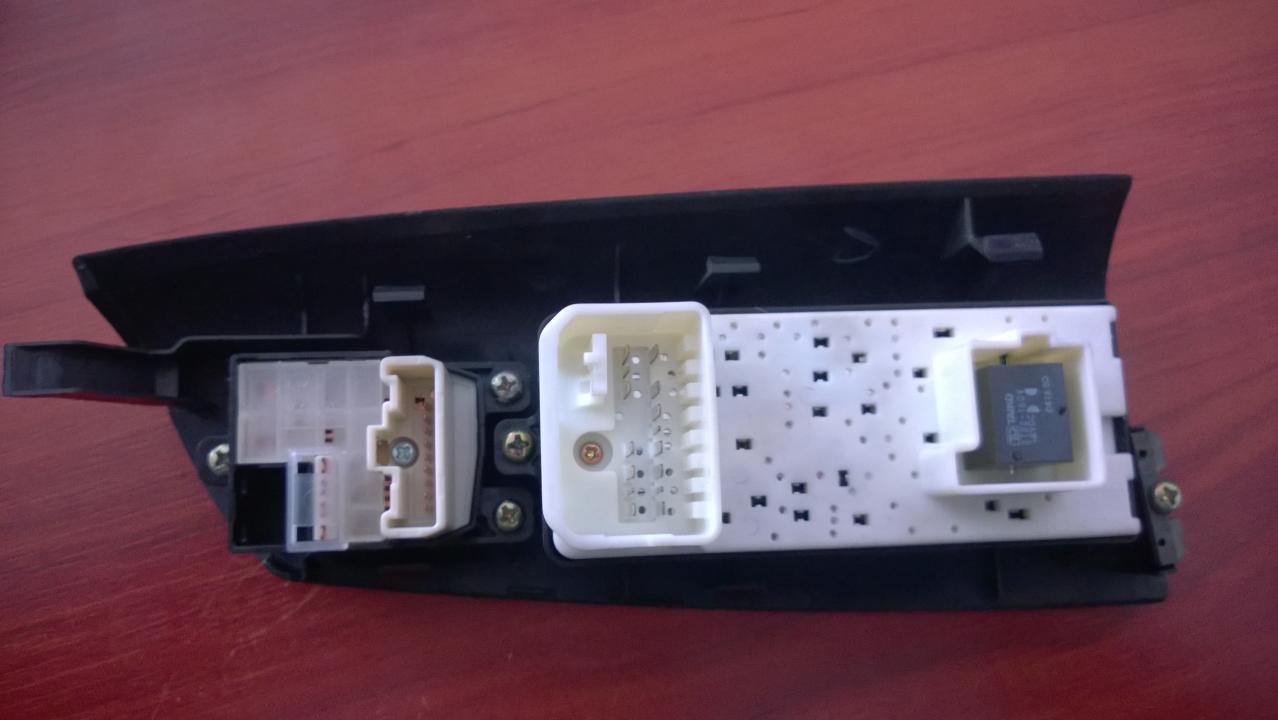 514941 514941RH, 943-3C46, F151684L1, 183606 Power window control ...