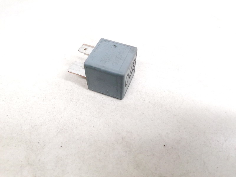 8D0951253 V23134-J52-X300 Relay module Audi A6 2001 2.5L - EIS01257818 ...
