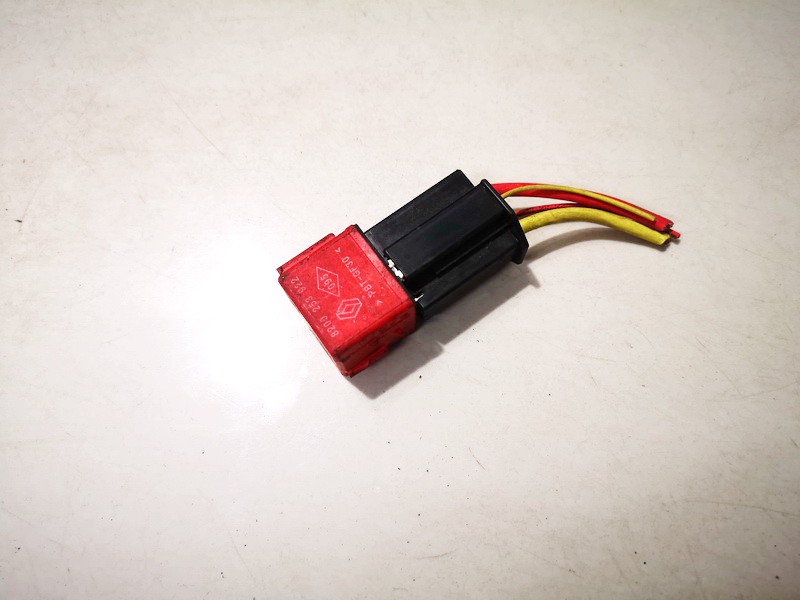 8200253922 20240040 Relay module Renault Scenic 2005 2.0L - EIS01289732 ...